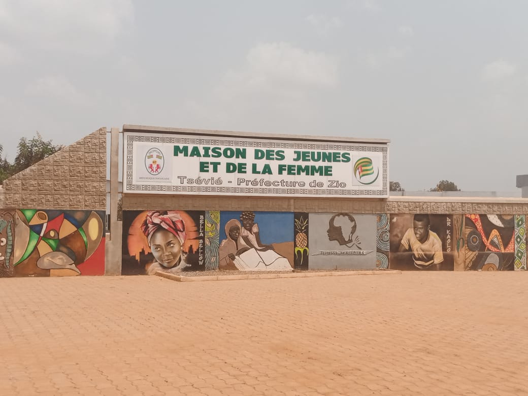 Togo : Le nouveau marché de Tsévié ainsi que la maison des jeunes et de ...